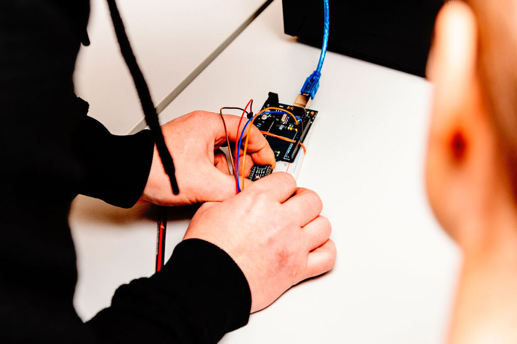 Académica imparte el curso Arduino - Fundación Carlos Slim